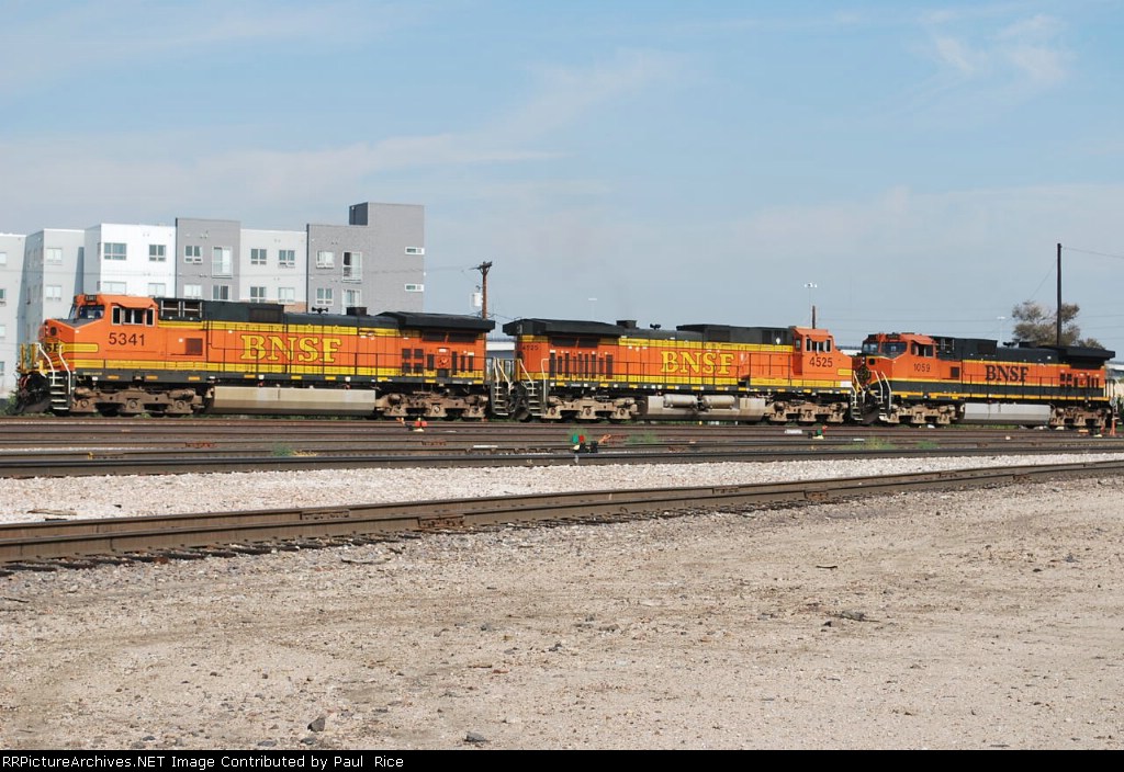 BNSF 5341/4525/1059 Pulling In For Fueling